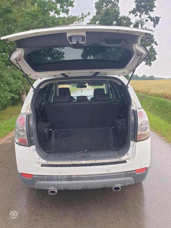 White Chevrolet Captiva 2010 in Radviliskis, with an engine capacity of 0.00 L and mileage of 399 thousand km for 3900 €, photo 5 on AUTOMOTO.COM.LV