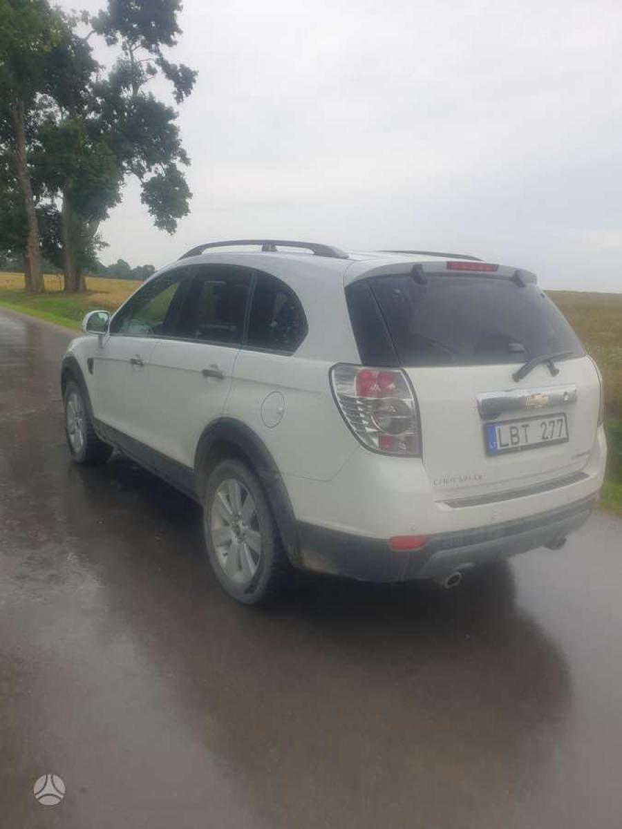 White Chevrolet Captiva 2010 in Radviliskis, with an engine capacity of 2.00 L and mileage of 399 thousand km for 3500 €, photo 1 on AUTOMOTO.COM.LV