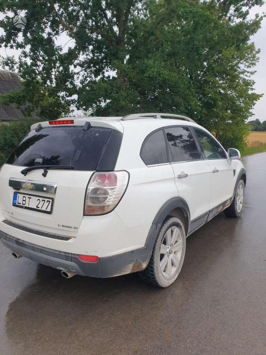 White Chevrolet Captiva 2010 in Radviliskis, with an engine capacity of 2.00 L and mileage of 399 thousand km for 3500 €, photo 3 on AUTOMOTO.COM.LV