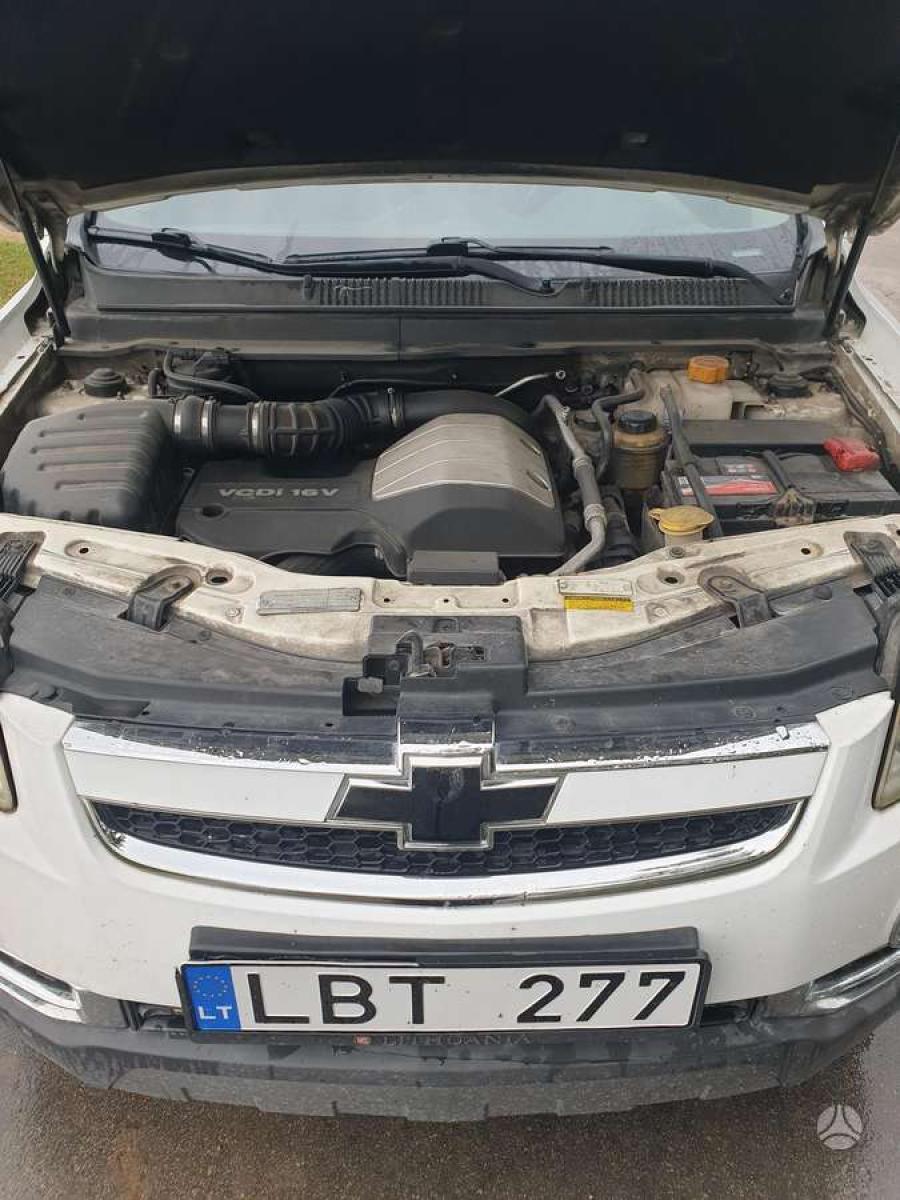 White Chevrolet Captiva 2010 in Radviliskis, with an engine capacity of 2.00 L and mileage of 399 thousand km for 3500 €, photo 4 on AUTOMOTO.COM.LV