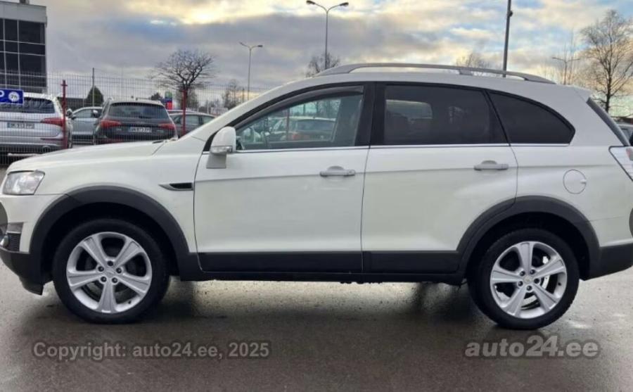 White Chevrolet Captiva 2011 in Johvi, with an engine capacity of 2.40 L and mileage of 230 thousand km for 4250 €, photo 1 on AUTOMOTO.COM.LV