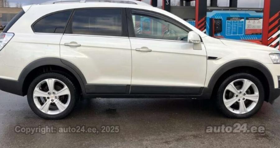 White Chevrolet Captiva 2011 in Johvi, with an engine capacity of 2.40 L and mileage of 230 thousand km for 4250 €, photo 2 on AUTOMOTO.COM.LV