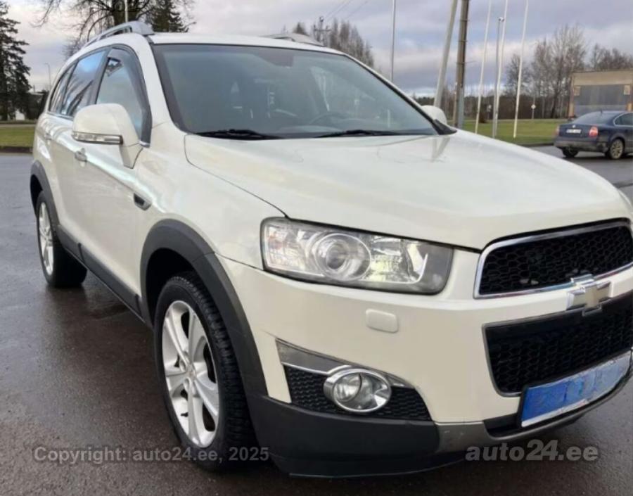 White Chevrolet Captiva 2011 in Johvi, with an engine capacity of 2.40 L and mileage of 230 thousand km for 4250 €, photo 3 on AUTOMOTO.COM.LV