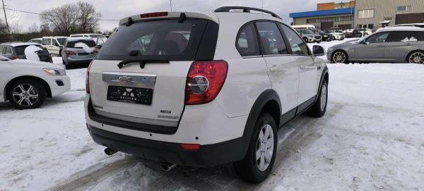 White Chevrolet Captiva 2011 in Siauliai, with an engine capacity of 2.40 L and mileage of 104 thousand km for 6150 €, photo 4 on AUTOMOTO.COM.LV