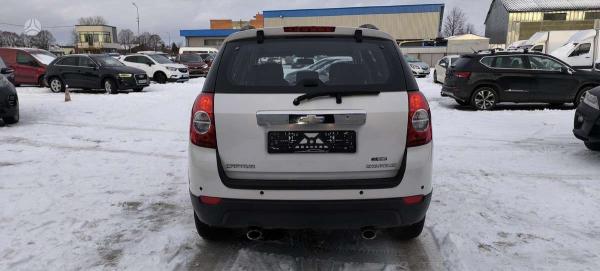 White Chevrolet Captiva 2011 in Siauliai, with an engine capacity of 2.40 L and mileage of 104 thousand km for 6150 €, photo 5 on AUTOMOTO.COM.LV