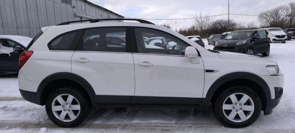 White Chevrolet Captiva 2011 in Siauliai, with an engine capacity of 2.40 L and mileage of 104 thousand km for 6150 €, photo 8 on AUTOMOTO.COM.LV