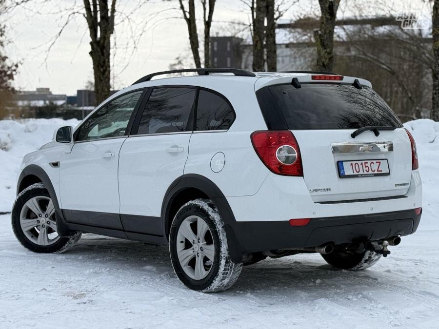 White Chevrolet Captiva 2011 in Kaunas, with an engine capacity of 2.20 L and mileage of 205 thousand km for 4500 €, photo 4 on AUTOMOTO.COM.LV