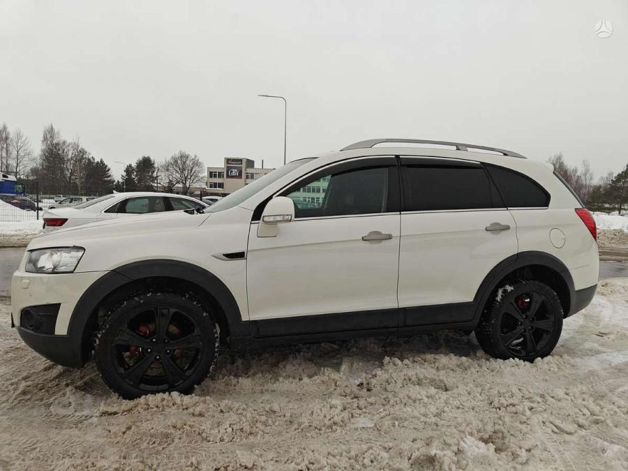 White Chevrolet Captiva 2011 in Taurage, with an engine capacity of 2.20 L and mileage of 251 thousand km for 5200 €, photo 2 on AUTOMOTO.COM.LV
