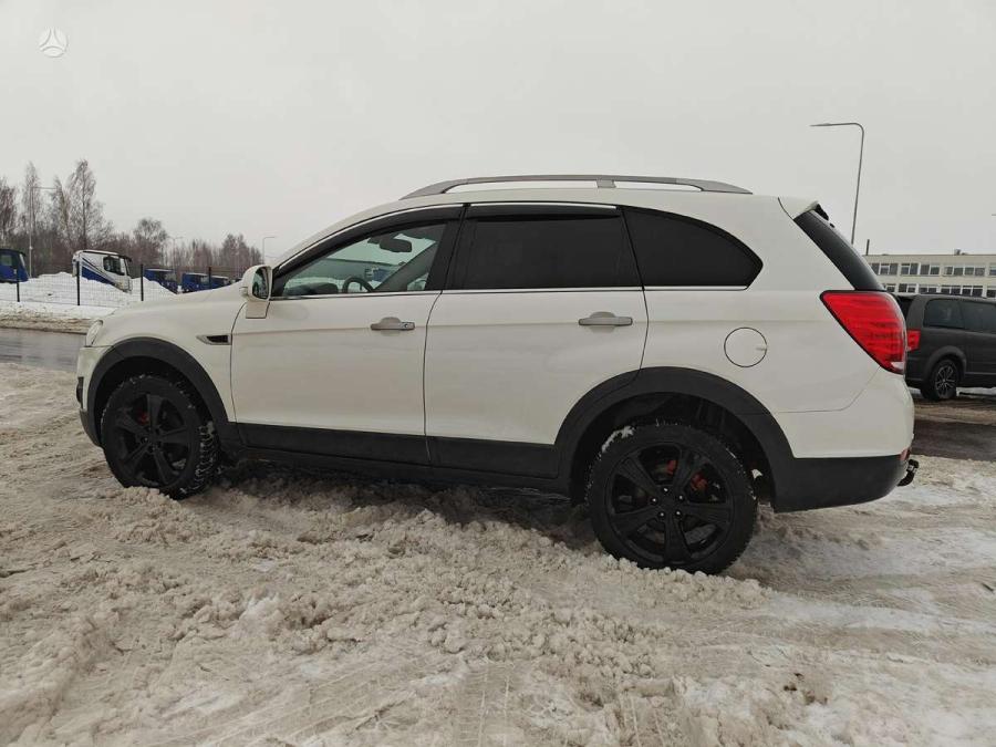 White Chevrolet Captiva 2011 in Taurage, with an engine capacity of 2.20 L and mileage of 251 thousand km for 5200 €, photo 3 on AUTOMOTO.COM.LV
