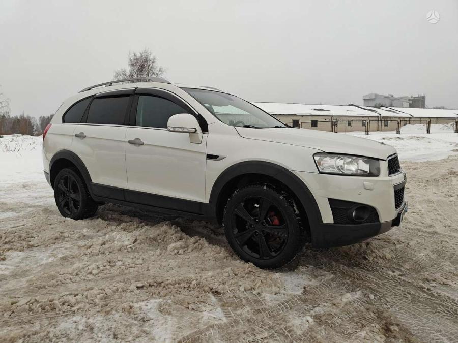 White Chevrolet Captiva 2011 in Taurage, with an engine capacity of 2.20 L and mileage of 251 thousand km for 5200 €, photo 4 on AUTOMOTO.COM.LV