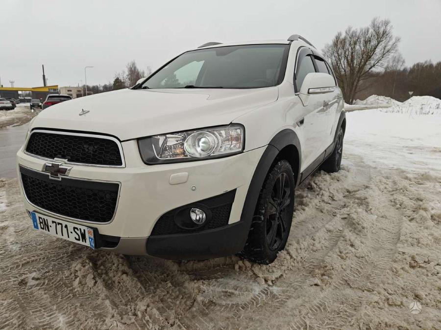 White Chevrolet Captiva 2011 in Taurage, with an engine capacity of 2.20 L and mileage of 251 thousand km for 5200 €, photo 7 on AUTOMOTO.COM.LV