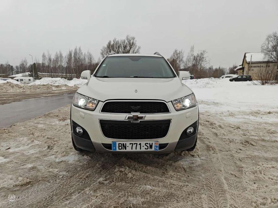 White Chevrolet Captiva 2011 in Taurage, with an engine capacity of 2.20 L and mileage of 251 thousand km for 5200 €, photo 8 on AUTOMOTO.COM.LV