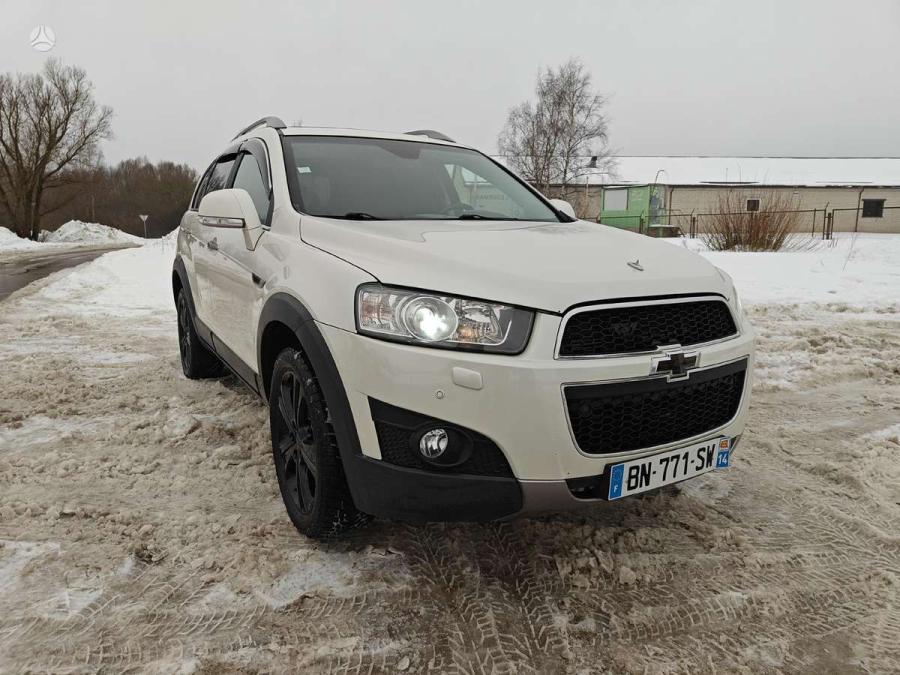 White Chevrolet Captiva 2011 in Taurage, with an engine capacity of 2.20 L and mileage of 251 thousand km for 5200 €, photo 9 on AUTOMOTO.COM.LV