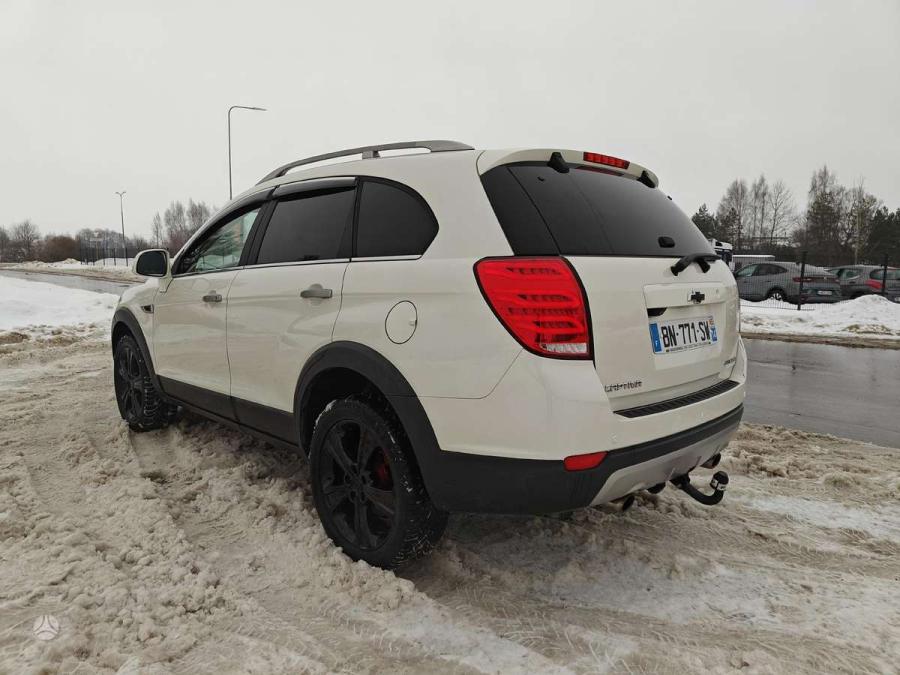 White Chevrolet Captiva 2011 in Taurage, with an engine capacity of 2.20 L and mileage of 251 thousand km for 5200 €, photo 12 on AUTOMOTO.COM.LV