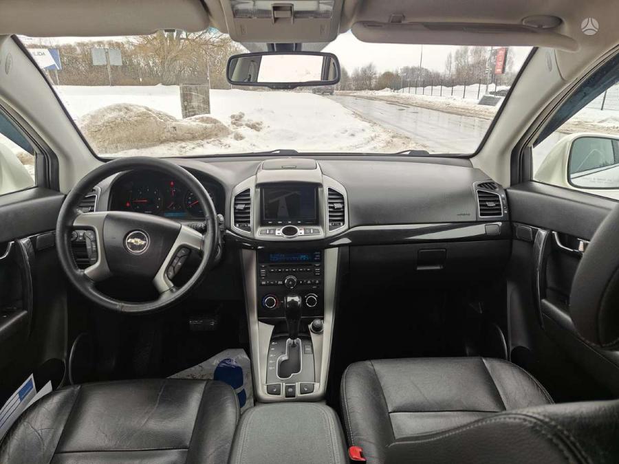 White Chevrolet Captiva 2011 in Taurage, with an engine capacity of 2.20 L and mileage of 251 thousand km for 5200 €, photo 13 on AUTOMOTO.COM.LV