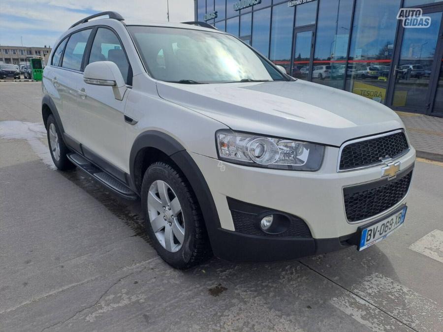 White Chevrolet Captiva 2011 in Siauliai, with an engine capacity of 2.20 L and mileage of 198 thousand km for 5150 €, photo 1 on AUTOMOTO.COM.LV