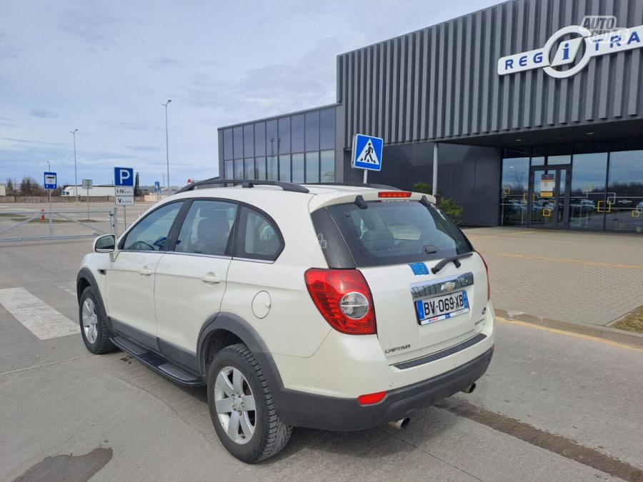 White Chevrolet Captiva 2011 in Siauliai, with an engine capacity of 2.20 L and mileage of 198 thousand km for 5150 €, photo 6 on AUTOMOTO.COM.LV