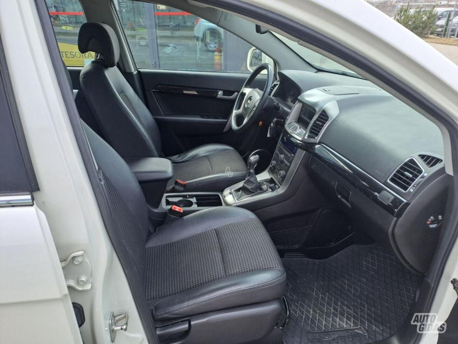 White Chevrolet Captiva 2011 in Siauliai, with an engine capacity of 2.20 L and mileage of 198 thousand km for 5150 €, photo 11 on AUTOMOTO.COM.LV