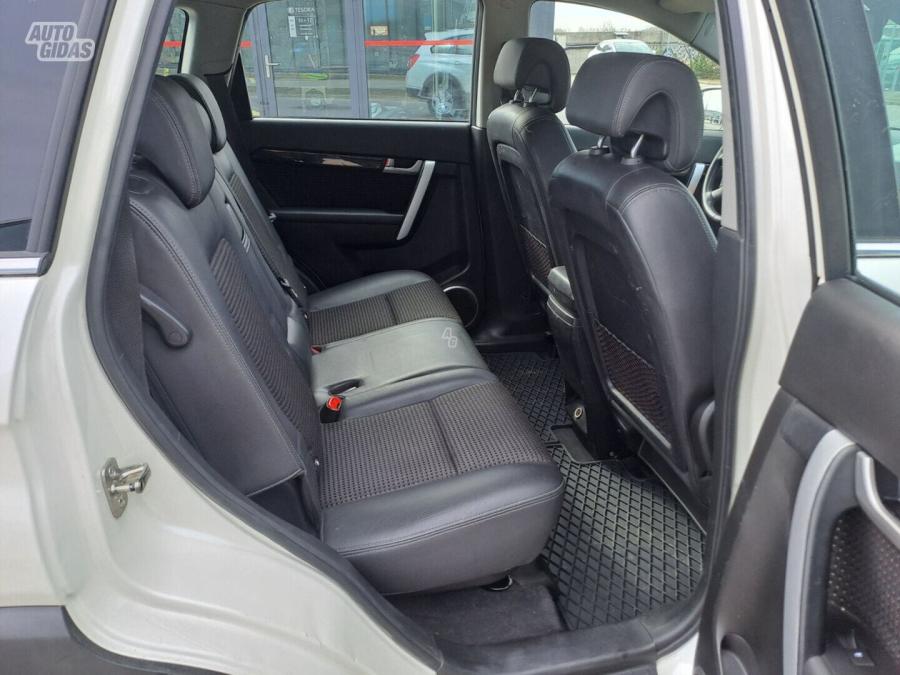 White Chevrolet Captiva 2011 in Siauliai, with an engine capacity of 2.20 L and mileage of 198 thousand km for 5150 €, photo 13 on AUTOMOTO.COM.LV