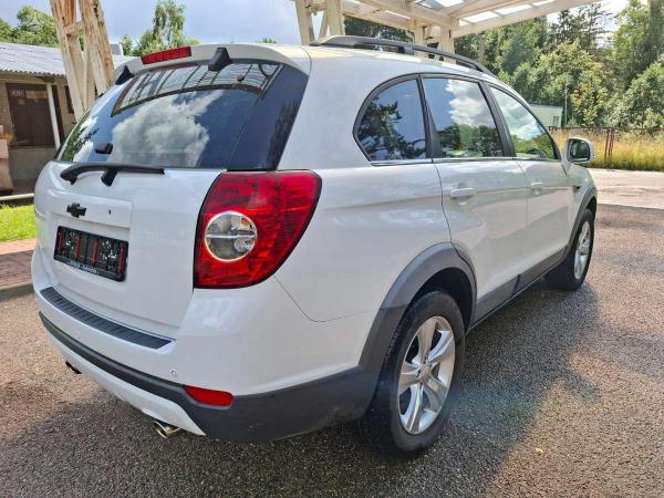 White Chevrolet Captiva 2011 in Utena, with an engine capacity of 2.40 L and mileage of 131 thousand km for 4900 €, photo 3 on AUTOMOTO.COM.LV
