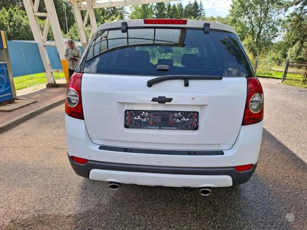 White Chevrolet Captiva 2011 in Utena, with an engine capacity of 2.40 L and mileage of 131 thousand km for 4900 €, photo 7 on AUTOMOTO.COM.LV
