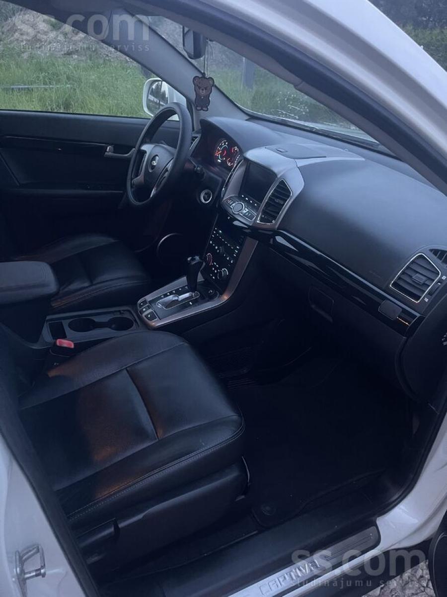 White Chevrolet Captiva 2011 in Riga, with an engine capacity of 2.20 L and mileage of 178 thousand km for 4000 €, photo 6 on AUTOMOTO.COM.LV
