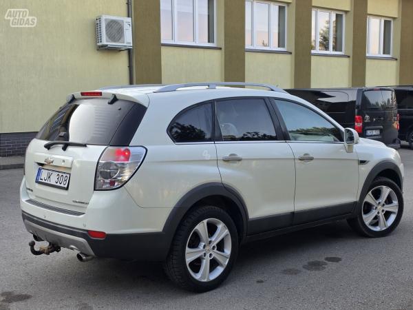 White Chevrolet Captiva 2011 in Silute, with an engine capacity of 2.20 L and mileage of 281 thousand km for 4500 €, photo 3 on AUTOMOTO.COM.LV