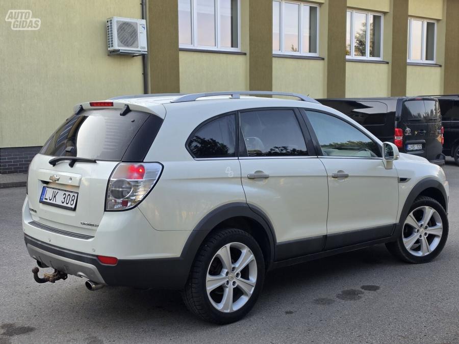White Chevrolet Captiva 2011 in Silute, with an engine capacity of 2.20 L and mileage of 281 thousand km for 4500 €, photo 3 on AUTOMOTO.COM.LV