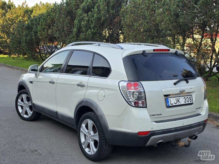 White Chevrolet Captiva 2011 in Silute, with an engine capacity of 2.20 L and mileage of 281 thousand km for 4500 €, photo 4 on AUTOMOTO.COM.LV