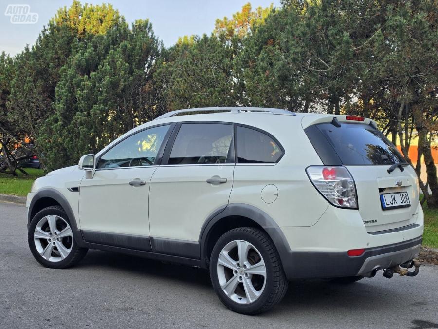 White Chevrolet Captiva 2011 in Silute, with an engine capacity of 2.20 L and mileage of 281 thousand km for 4500 €, photo 5 on AUTOMOTO.COM.LV