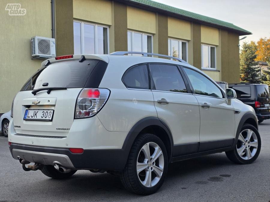 White Chevrolet Captiva 2011 in Silute, with an engine capacity of 2.20 L and mileage of 281 thousand km for 4500 €, photo 8 on AUTOMOTO.COM.LV