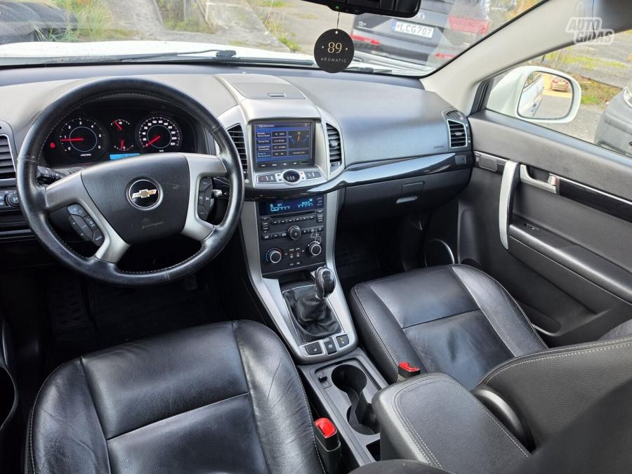 White Chevrolet Captiva 2011 in Silute, with an engine capacity of 2.20 L and mileage of 281 thousand km for 4500 €, photo 11 on AUTOMOTO.COM.LV