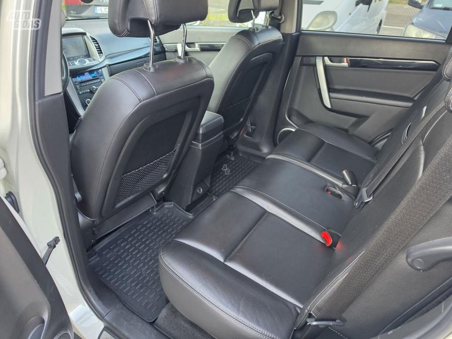 White Chevrolet Captiva 2011 in Silute, with an engine capacity of 2.20 L and mileage of 281 thousand km for 4500 €, photo 12 on AUTOMOTO.COM.LV