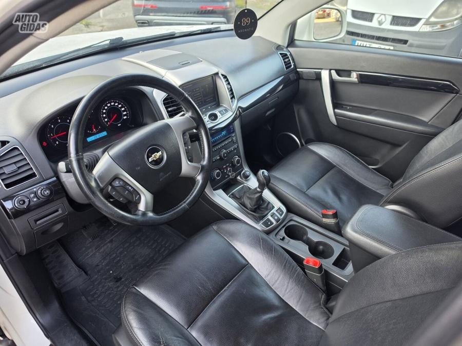 White Chevrolet Captiva 2011 in Silute, with an engine capacity of 2.20 L and mileage of 281 thousand km for 4500 €, photo 13 on AUTOMOTO.COM.LV