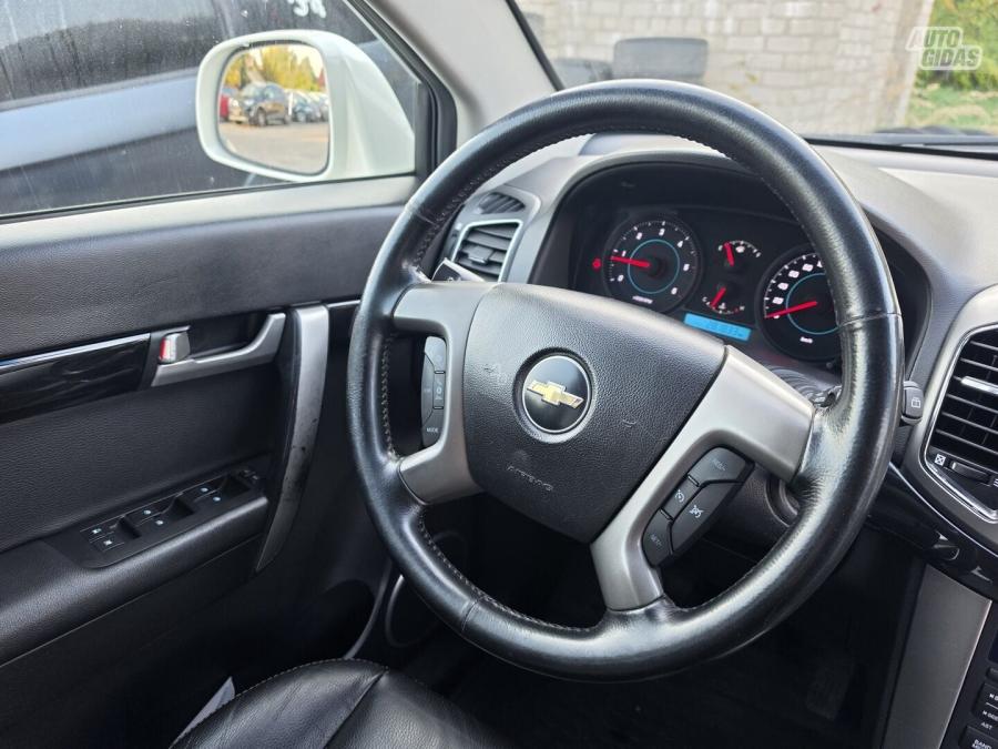 White Chevrolet Captiva 2011 in Silute, with an engine capacity of 2.20 L and mileage of 281 thousand km for 4500 €, photo 20 on AUTOMOTO.COM.LV