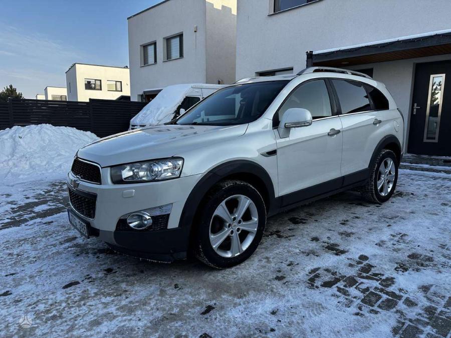 White Chevrolet Captiva 2012 in Kaunas, with an engine capacity of 2.20 L and mileage of 183 thousand km for 5250 €, photo 1 on AUTOMOTO.COM.LV