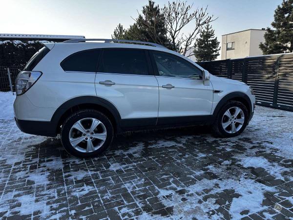 White Chevrolet Captiva 2012 in Kaunas, with an engine capacity of 2.20 L and mileage of 183 thousand km for 5250 €, photo 3 on AUTOMOTO.COM.LV