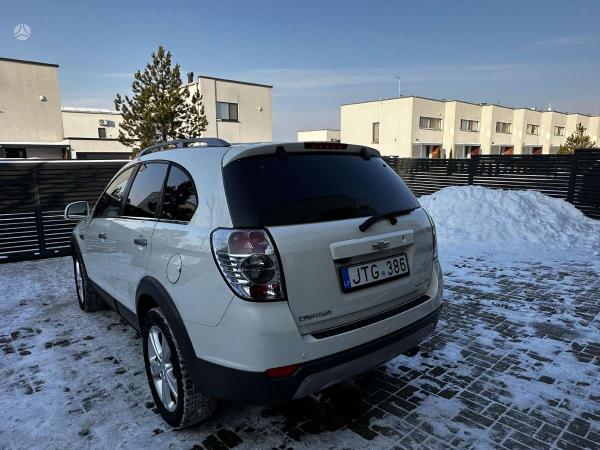 White Chevrolet Captiva 2012 in Kaunas, with an engine capacity of 2.20 L and mileage of 183 thousand km for 5250 €, photo 4 on AUTOMOTO.COM.LV
