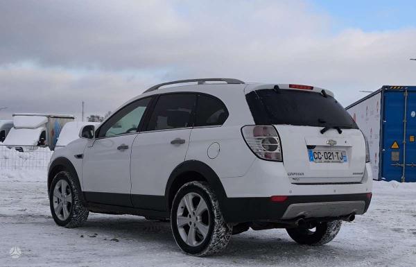 White Chevrolet Captiva 2012 in Taurage, with an engine capacity of 2.23 L and mileage of 160 thousand km for 4800 €, photo 3 on AUTOMOTO.COM.LV