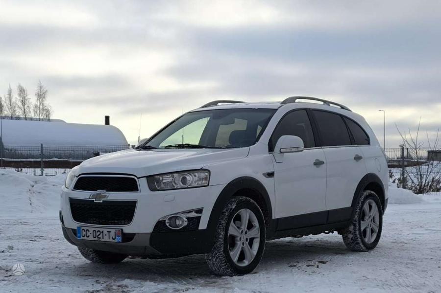 White Chevrolet Captiva 2012 in Taurage, with an engine capacity of 2.23 L and mileage of 160 thousand km for 4800 €, photo 4 on AUTOMOTO.COM.LV