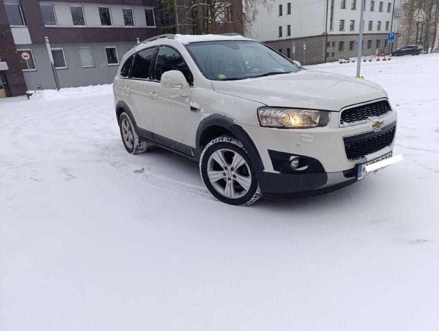 White Chevrolet Captiva 2012 in Siauliai, with an engine capacity of 2.20 L and mileage of 240 thousand km for 4850 €, photo 3 on AUTOMOTO.COM.LV