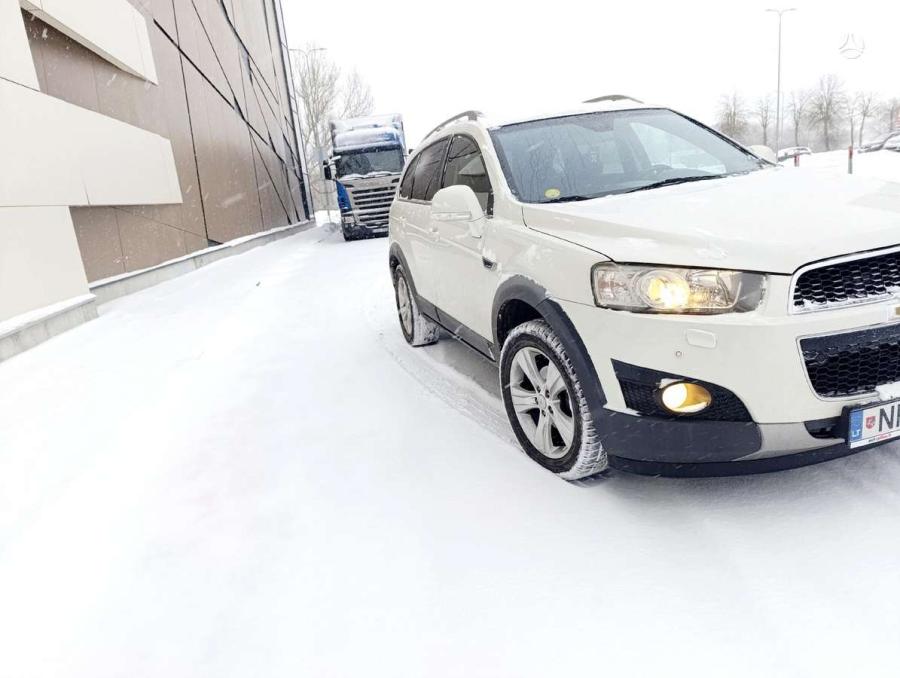 White Chevrolet Captiva 2012 in Siauliai, with an engine capacity of 2.20 L and mileage of 240 thousand km for 4850 €, photo 4 on AUTOMOTO.COM.LV