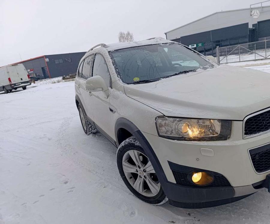 White Chevrolet Captiva 2012 in Siauliai, with an engine capacity of 2.20 L and mileage of 240 thousand km for 4850 €, photo 16 on AUTOMOTO.COM.LV