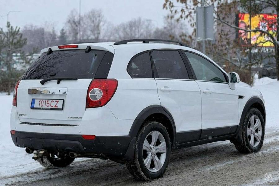 White Chevrolet Captiva 2012 in Kaunas, with an engine capacity of 2.23 L and mileage of 205 thousand km for 5000 €, photo 4 on AUTOMOTO.COM.LV