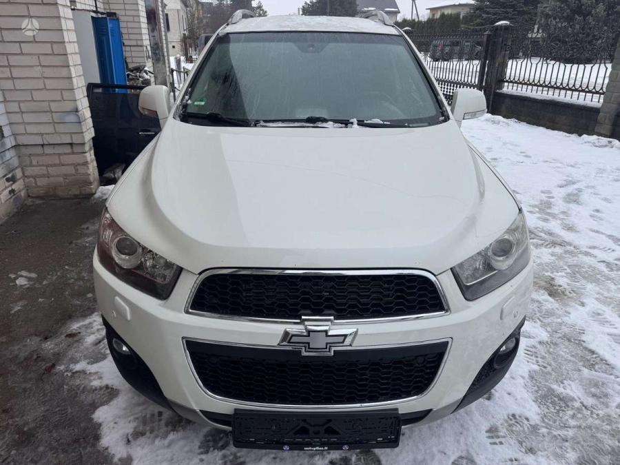 White Chevrolet Captiva 2012 in Marijampole, with an engine capacity of 2.20 L and mileage of 240 thousand km for 4000 €, photo 3 on AUTOMOTO.COM.LV
