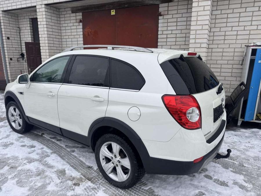 White Chevrolet Captiva 2012 in Marijampole, with an engine capacity of 2.20 L and mileage of 240 thousand km for 4000 €, photo 5 on AUTOMOTO.COM.LV