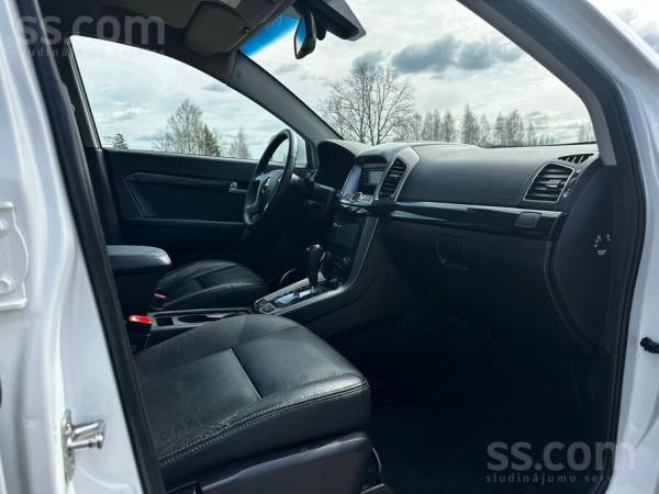 White Chevrolet Captiva 2012 in Jelgava, with an engine capacity of 2.20 L and mileage of 0 thousand km for 7490 €, photo 8 on AUTOMOTO.COM.LV