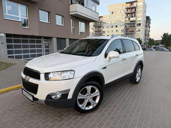 White Chevrolet Captiva 2012 in Vilnius, with an engine capacity of 2.20 L and mileage of 259 thousand km for 4700 €, photo 1 on AUTOMOTO.COM.LV