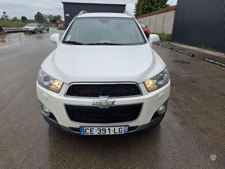 White Chevrolet Captiva 2012 in Taurage, with an engine capacity of 2.20 L and mileage of 145 thousand km for 5500 €, photo 4 on AUTOMOTO.COM.LV