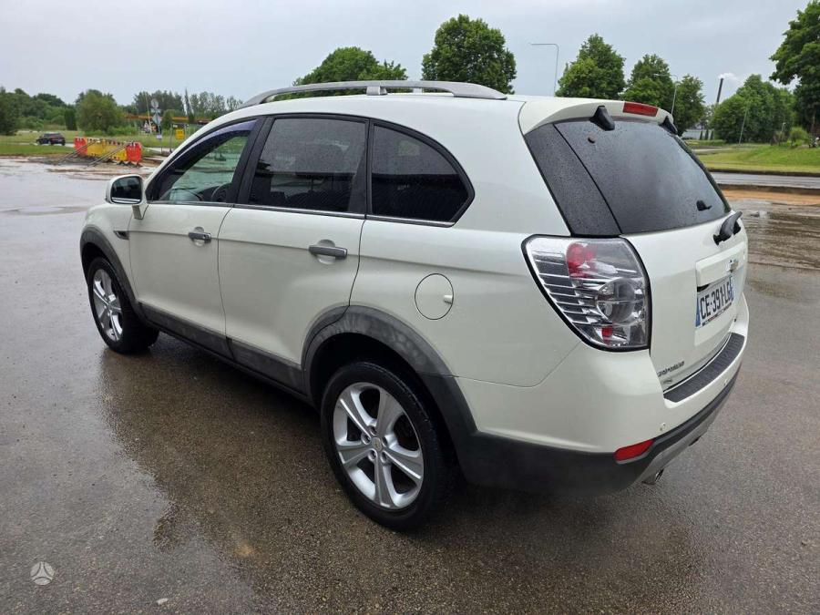 White Chevrolet Captiva 2012 in Taurage, with an engine capacity of 2.20 L and mileage of 145 thousand km for 5500 €, photo 5 on AUTOMOTO.COM.LV
